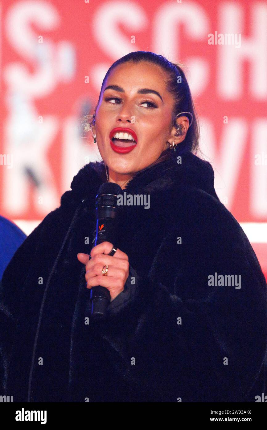 Sängerin Sarah Engels bei dem Mitsing-Konzert Loss mer Weihnachtsleeder ...