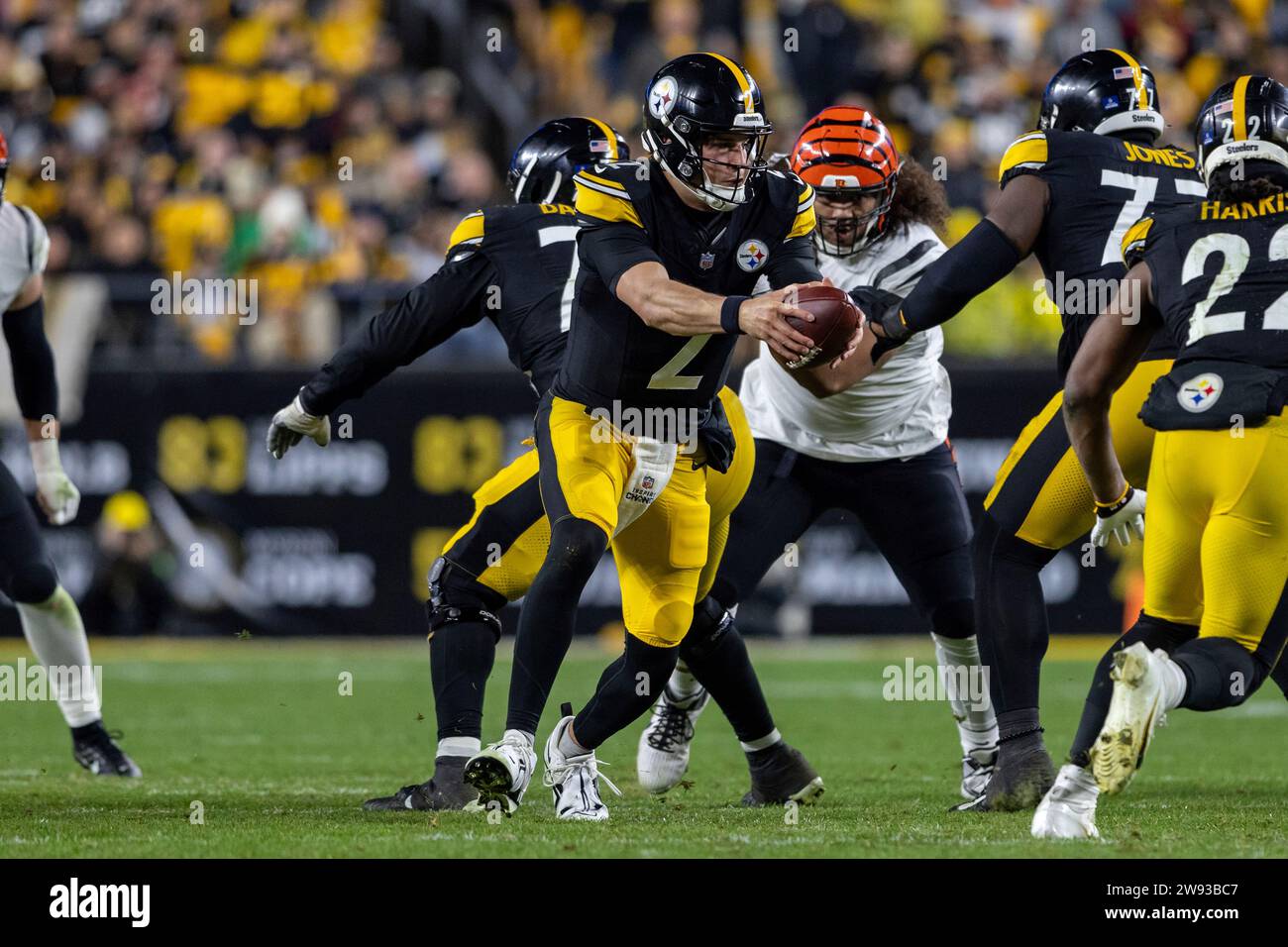 Pittsburgh Steelers quarterback Mason Rudolph (2) looks to handoff ...