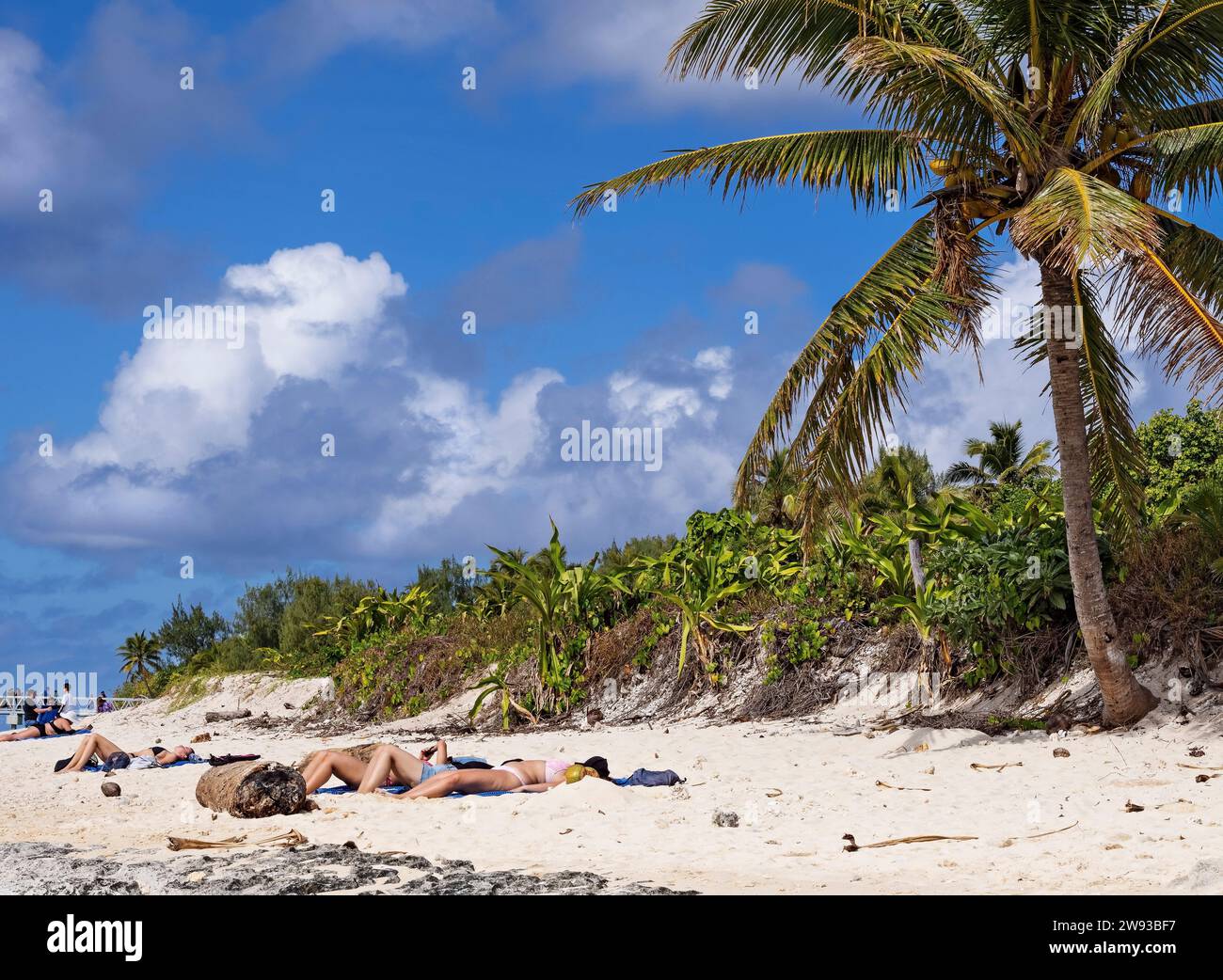 South Pacific Cruise / Cruise ship passengers from Carnival Splendor ...