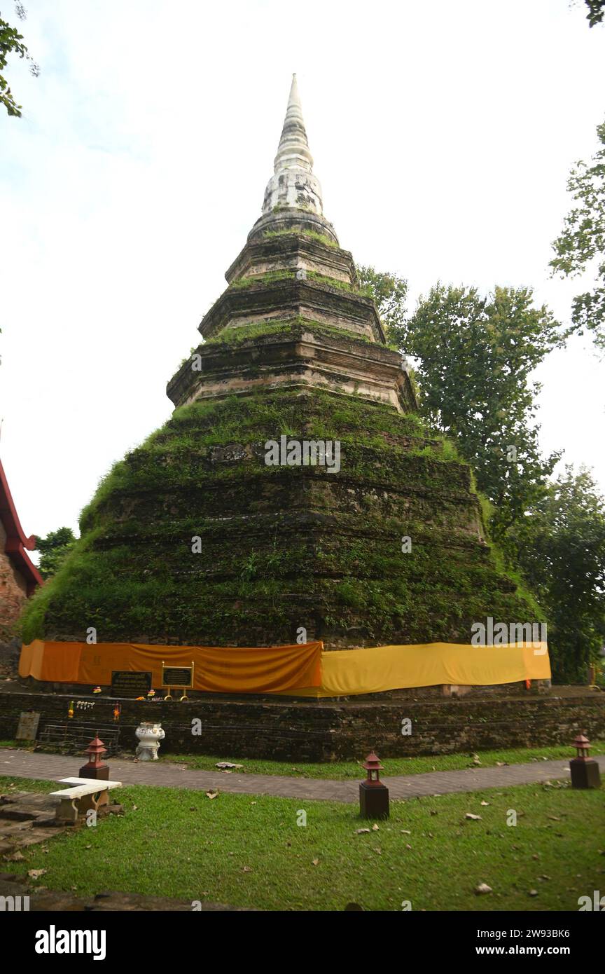 Phra That Chedi Luang gets its name from the large pagoda enshrined in ...