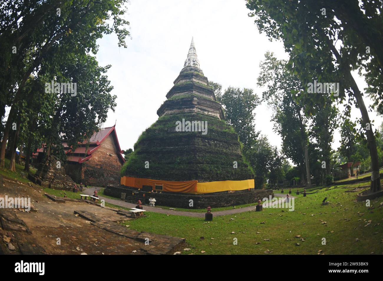 Phra That Chedi Luang gets its name from the large pagoda enshrined in ...