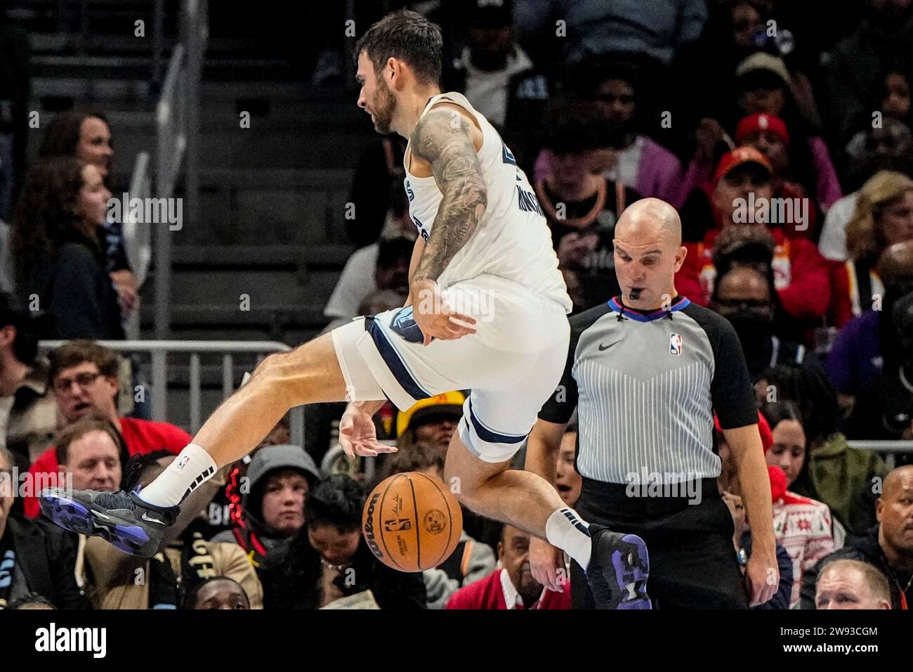 Memphis Grizzlies guard John Konchar (46) chases a loose ball against ...