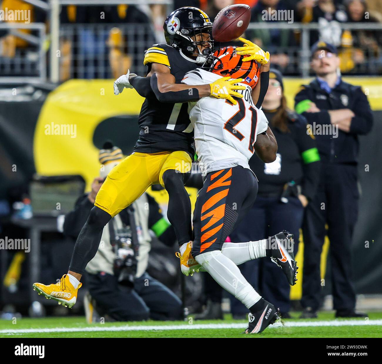 Mike hilton 2023 bengals hi-res stock photography and images - Alamy