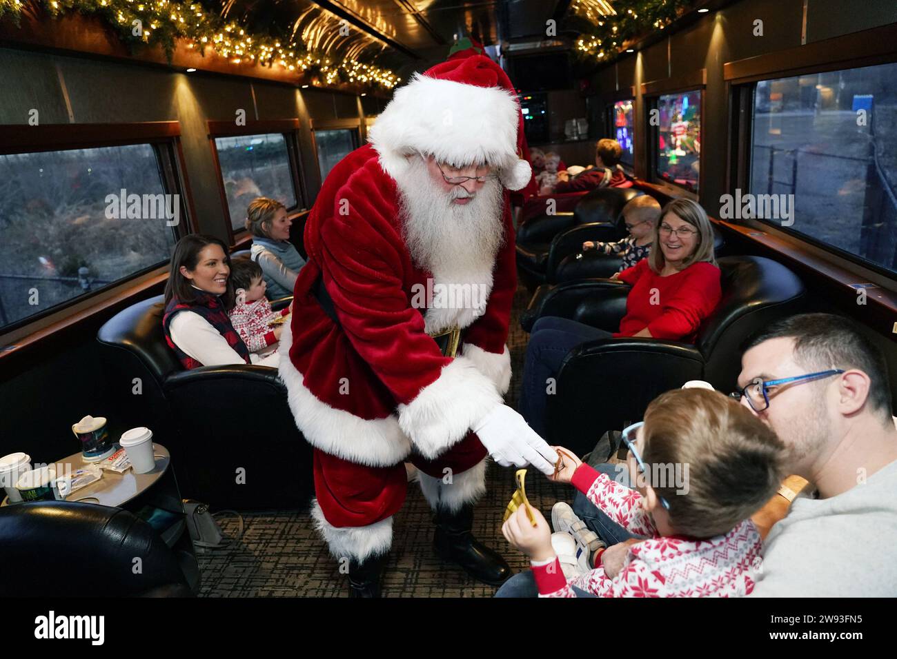 St. Louis, United States. 23rd Dec, 2023. Santa Claus hands out treats ...