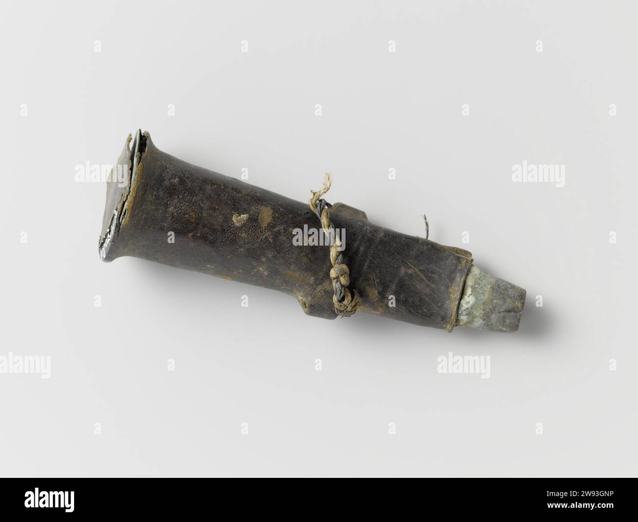 Musketmaat without a cap, with leather and brass soil and leather ears ...