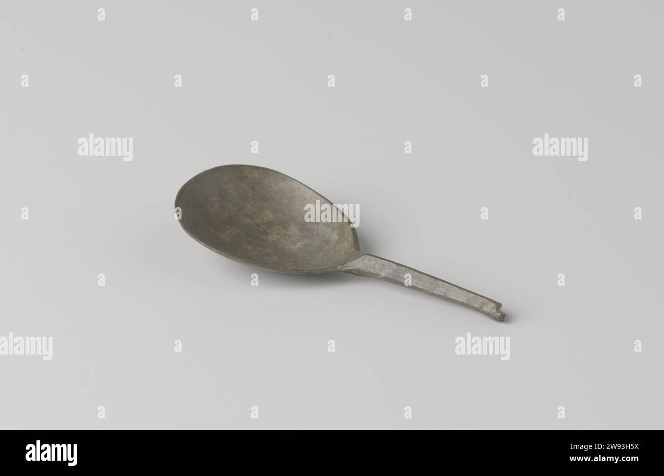 Spoon with oval container and straight handle with diamond -shaped ...