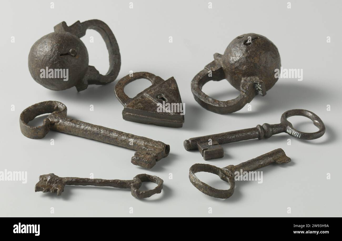 Personal effects, anonymous, c. 1590 - c. 1596 lock Padlock, triangular ...