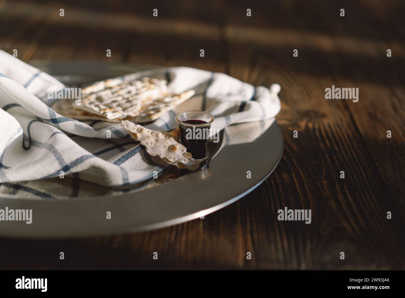 Holy communion hand hi-res stock photography and images - Alamy