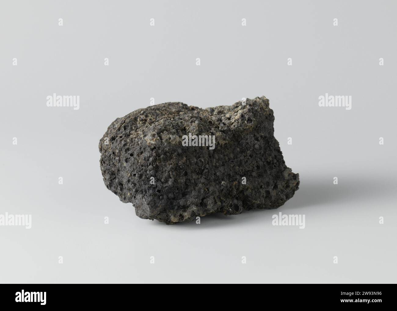 Porcelain and pepper from the VOC trading ship the Witte Leeuw, before ...