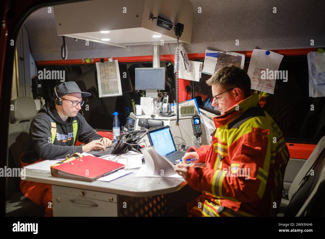 Rodenberg, Germany. 24th Dec, 2023. Firefighters coordinate a section ...