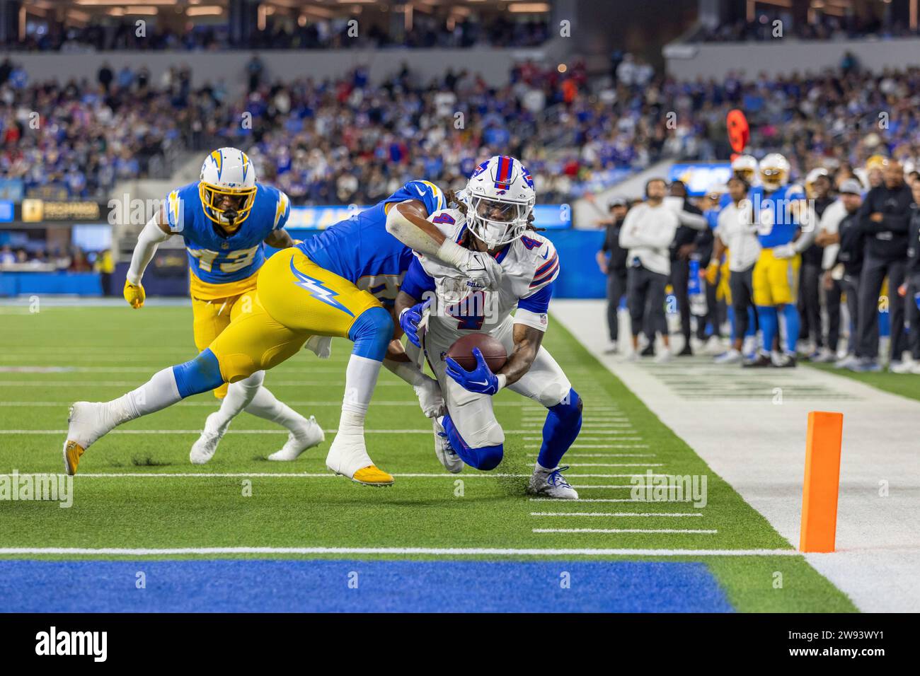 Los Angeles Chargers linebacker Eric Kendricks (6) tackles Buffalo ...