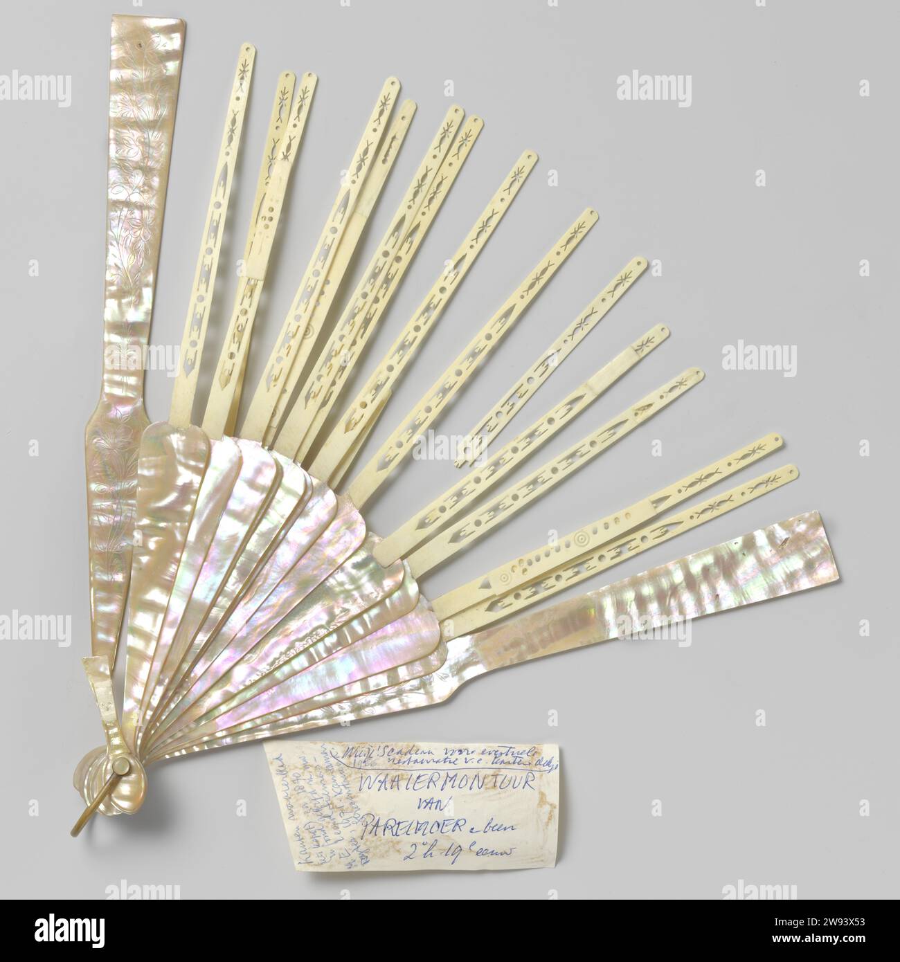 Fan leaf from ecrukligent tulle, on which floral motifs, c. 1860 - c ...