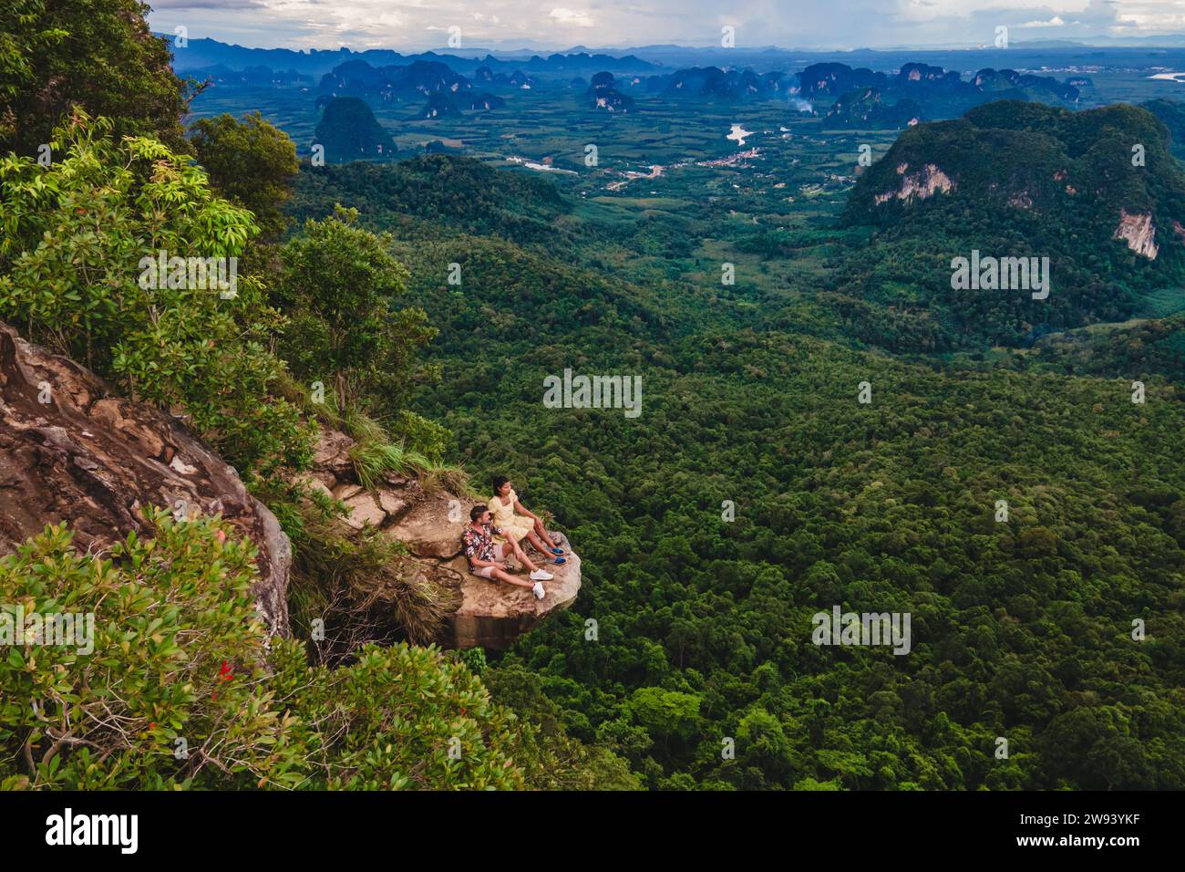 Couple edge mountain dragon crest hi-res stock photography and images ...