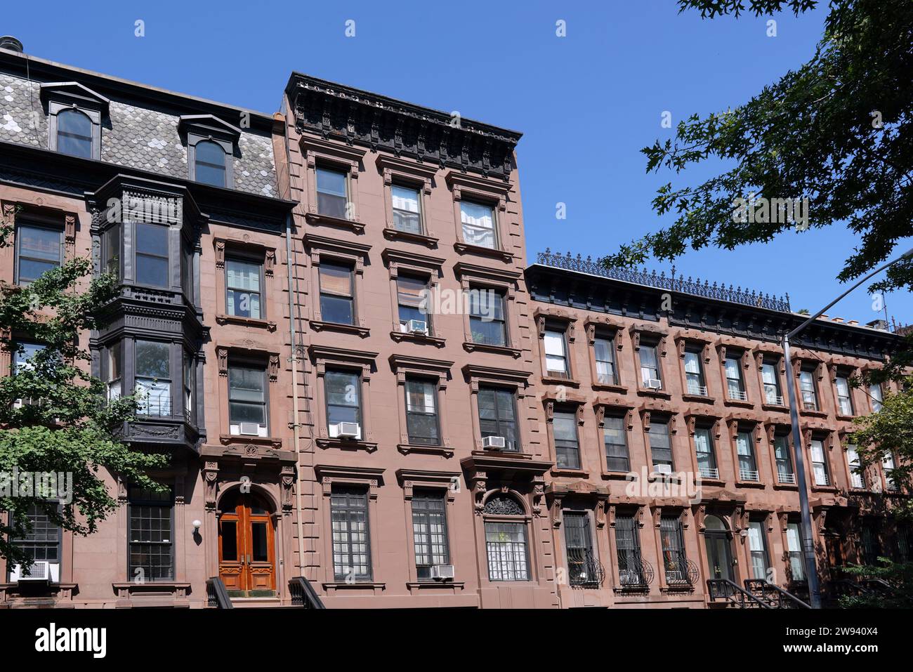 Street with old brownstone apartment buildings in New York City Stock ...
