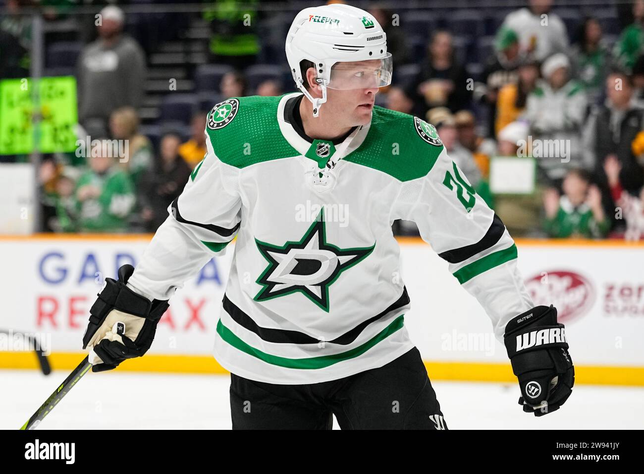 Dallas Stars defenseman Ryan Suter (20) warms up before the team's NHL ...