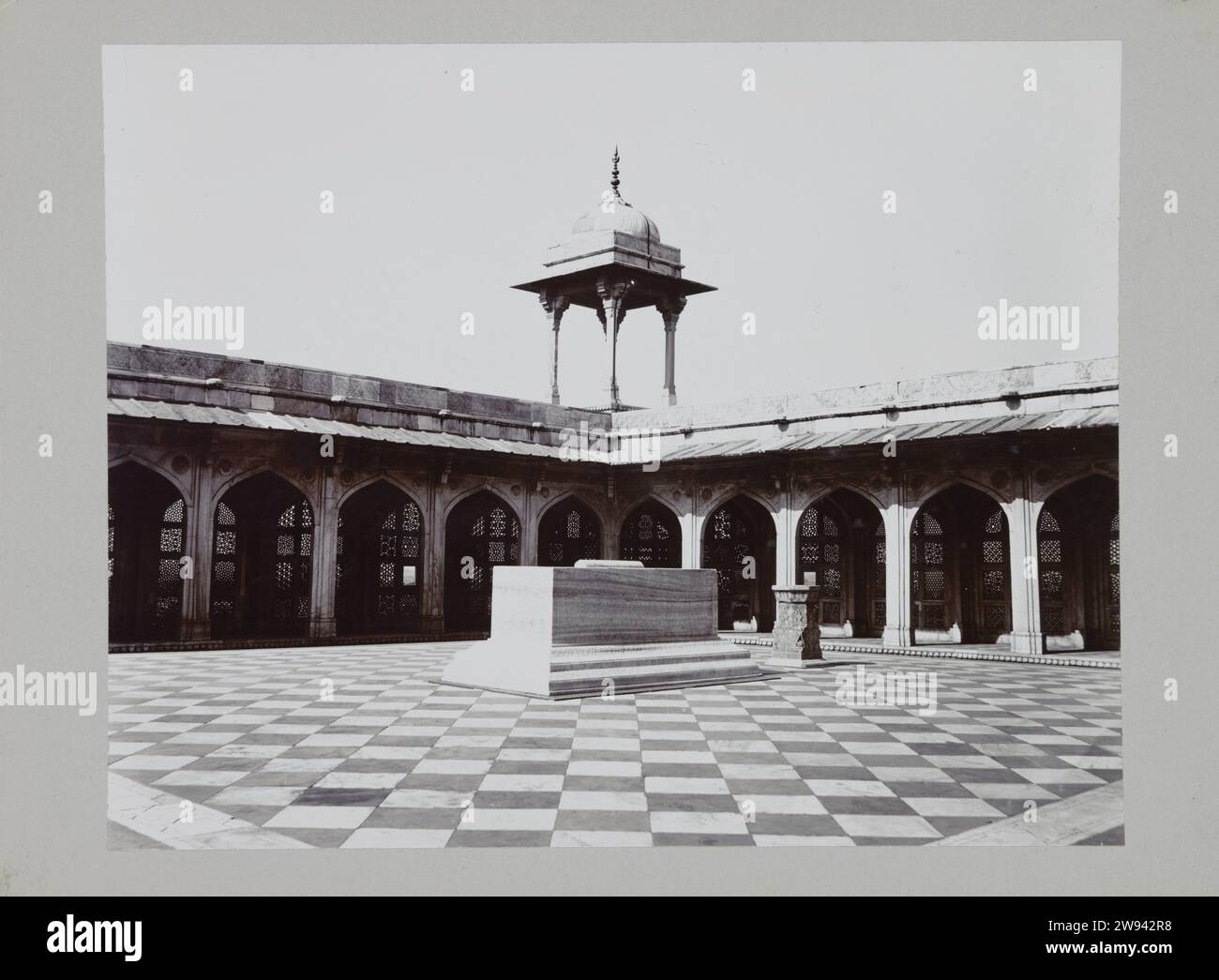 Inside of the Mausoleum of Akbar with the Koh-i-Nor column, c. 1895 - c ...