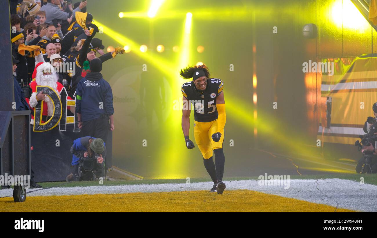 Pittsburgh, PA, USA. 23rd Dec, 2023. Eric Rowe #25 during the ...