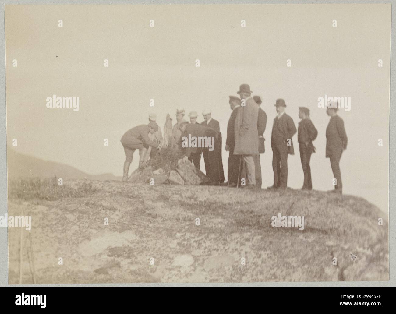 Keizer Wilhelm II and his travel group at the viewpoint in Lofoten ...