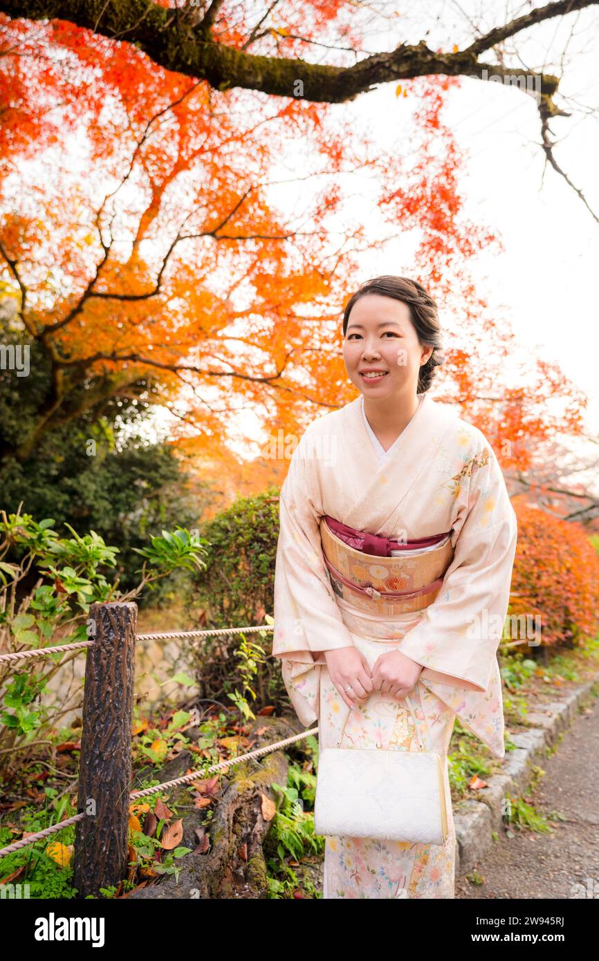 Japanese Female Kimono Portrait photography. Maple leaves turning red ...