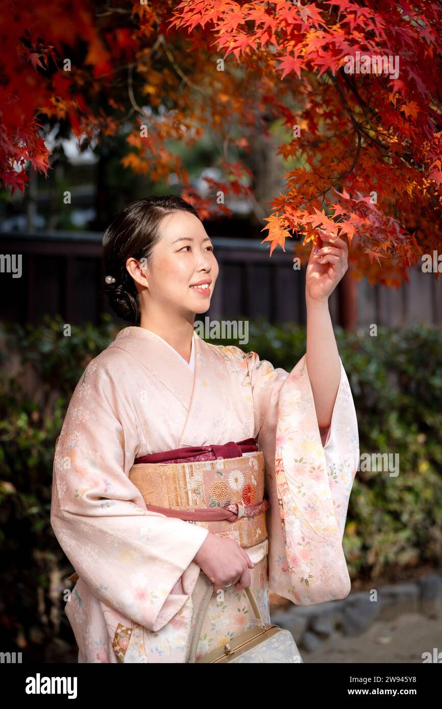 Japanese Female Kimono Portrait photography. Kyoto, Japan. Maple leaves ...