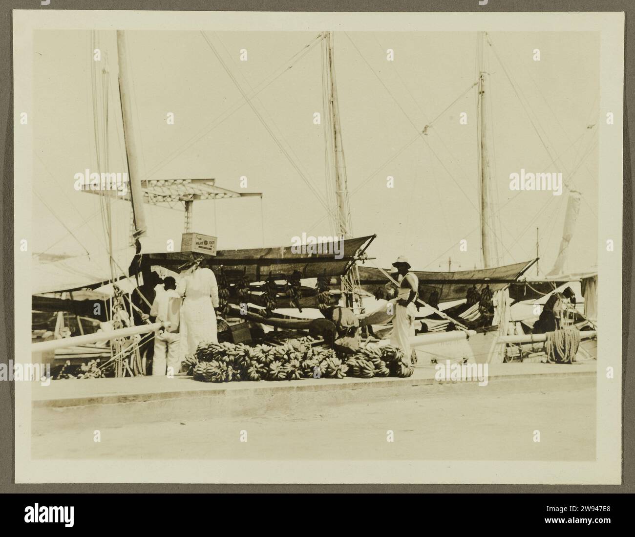 Small sailing ships hi-res stock photography and images - Alamy