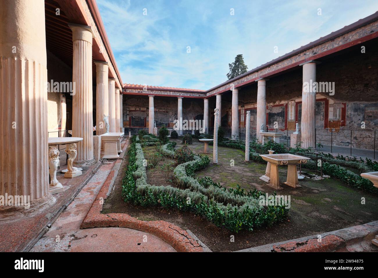 Pompeii house garden hi-res stock photography and images - Alamy