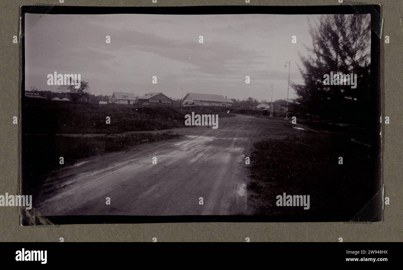 Houses in Moengo, 1925 - 1927 photograph Street with houses in Moengo ...