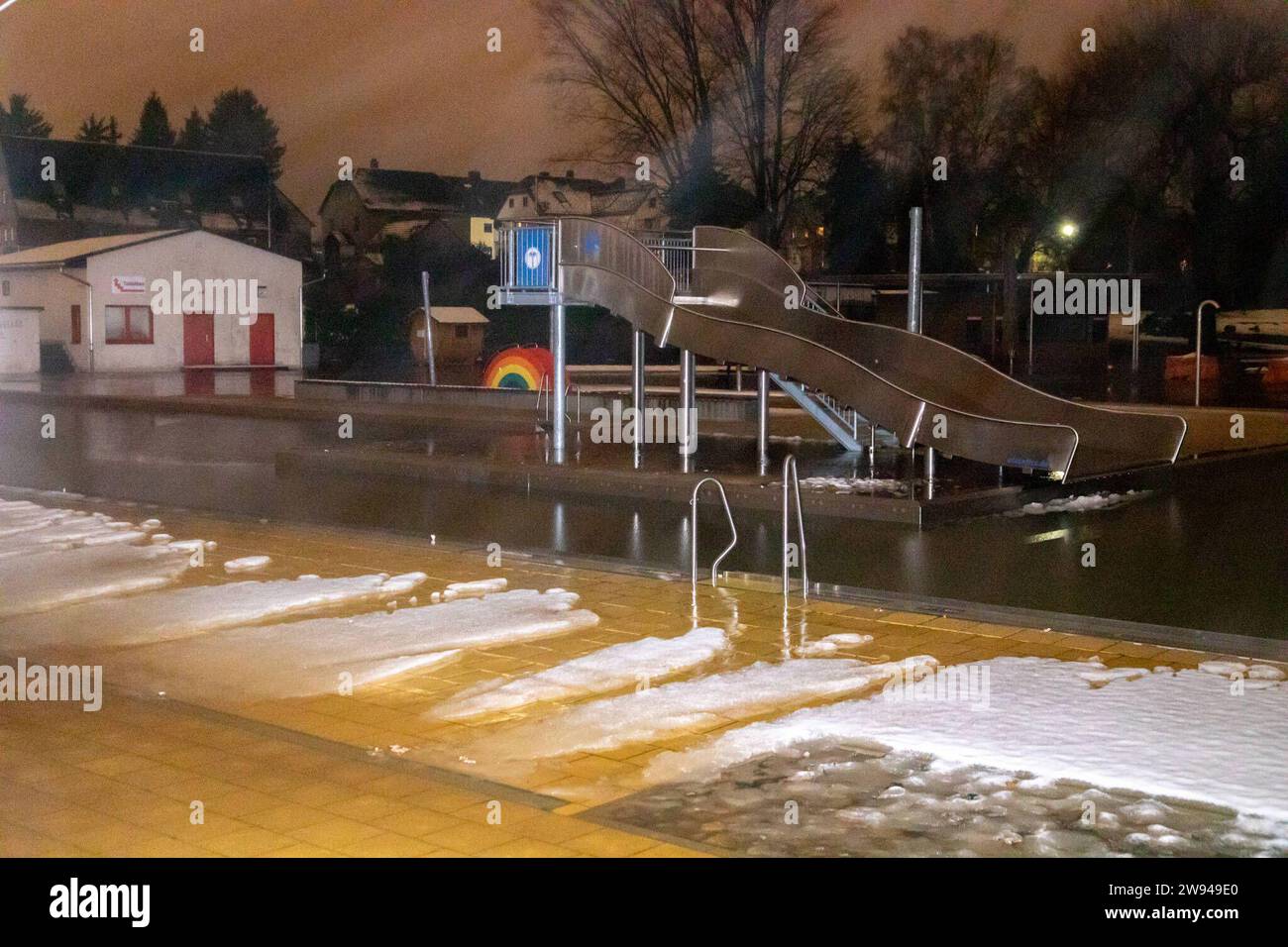 231224Überflutung News ID: EN 2023-12-24 Extremes Tauwetter: Freibad ...
