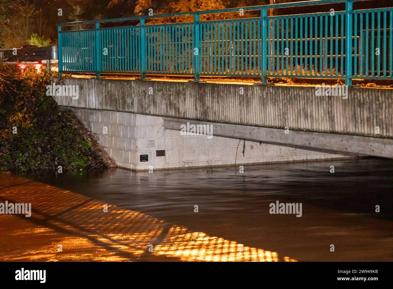 231224Überflutung News ID: EN 2023-12-24 Extremes Tauwetter: Freibad ...