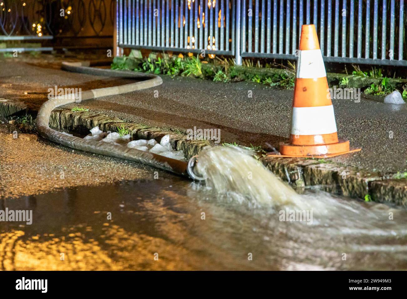 231224Überflutung News ID: EN 2023-12-24 Extremes Tauwetter: Freibad ...