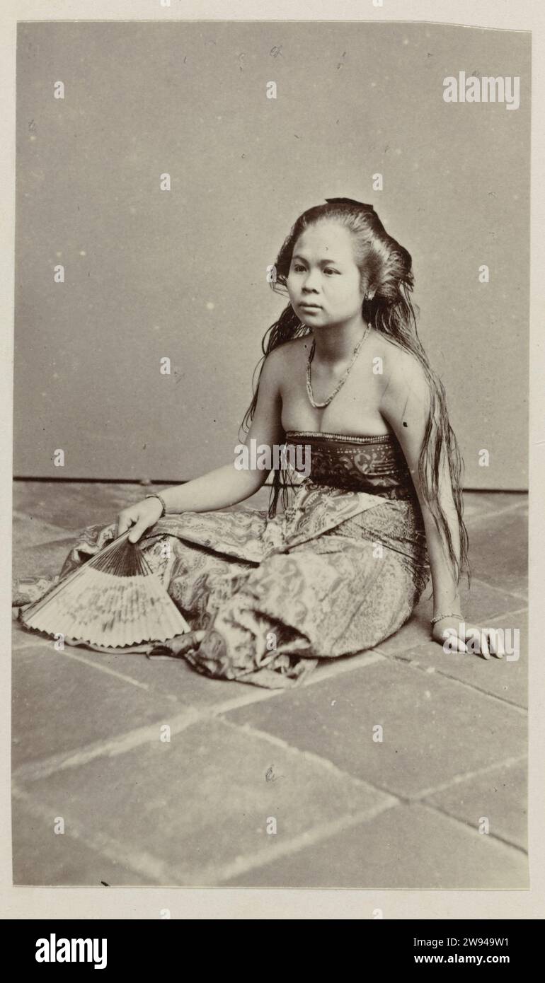 Seated javanese girl hi-res stock photography and images - Alamy