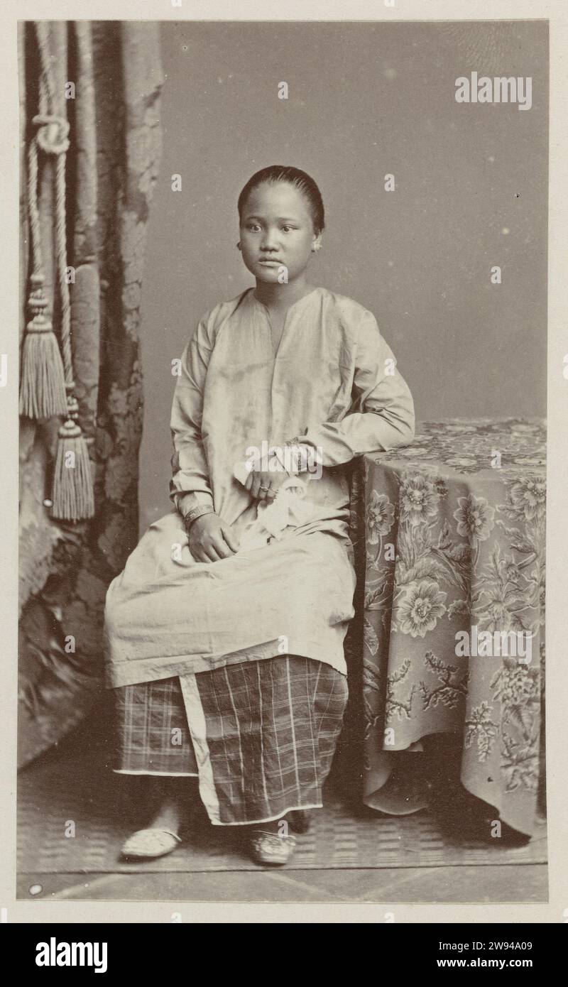 Seated javanese girl hi-res stock photography and images - Alamy