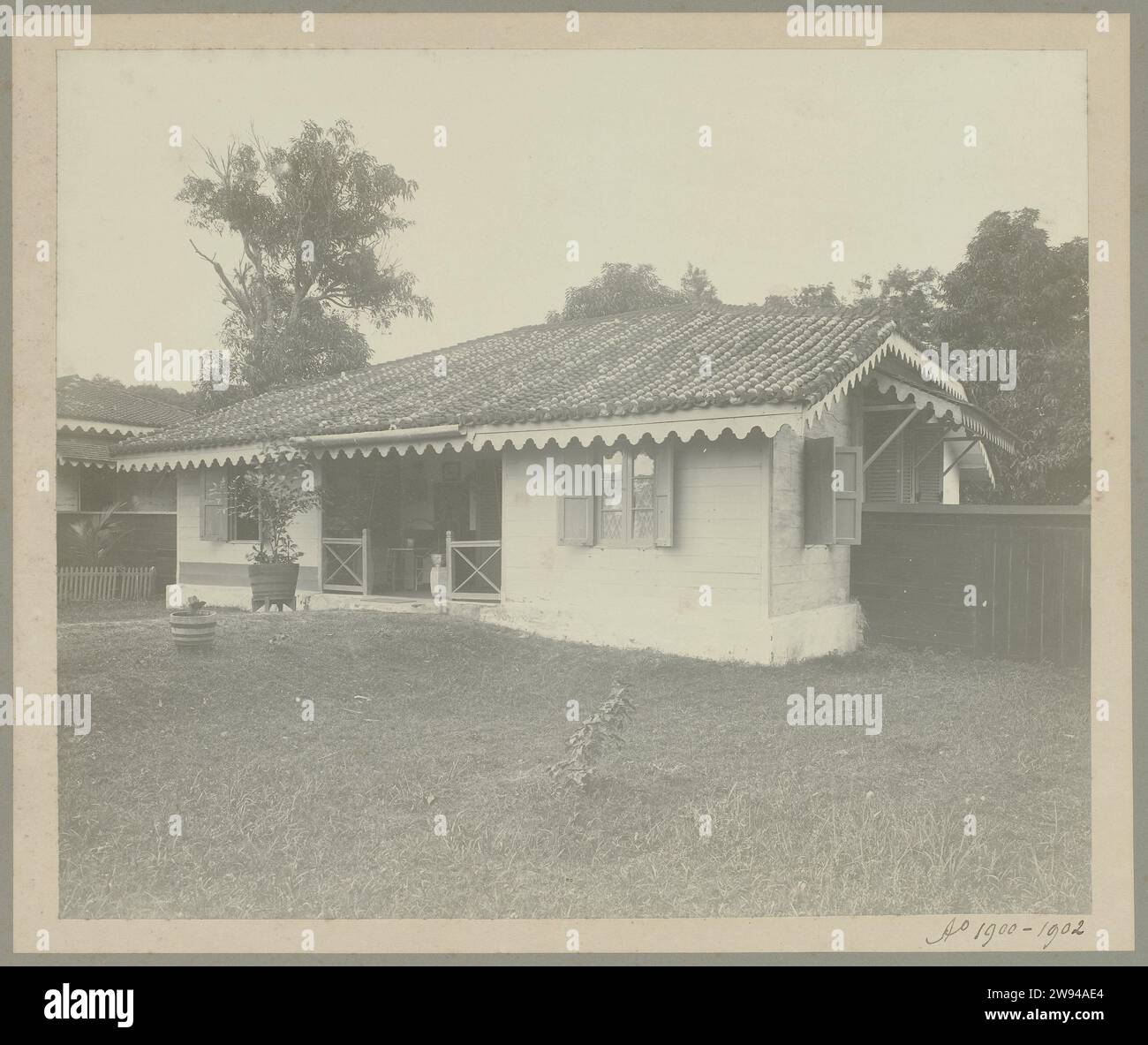 House, 1900 - 1902 photograph Front of a house, probably at Banda Aceh ...