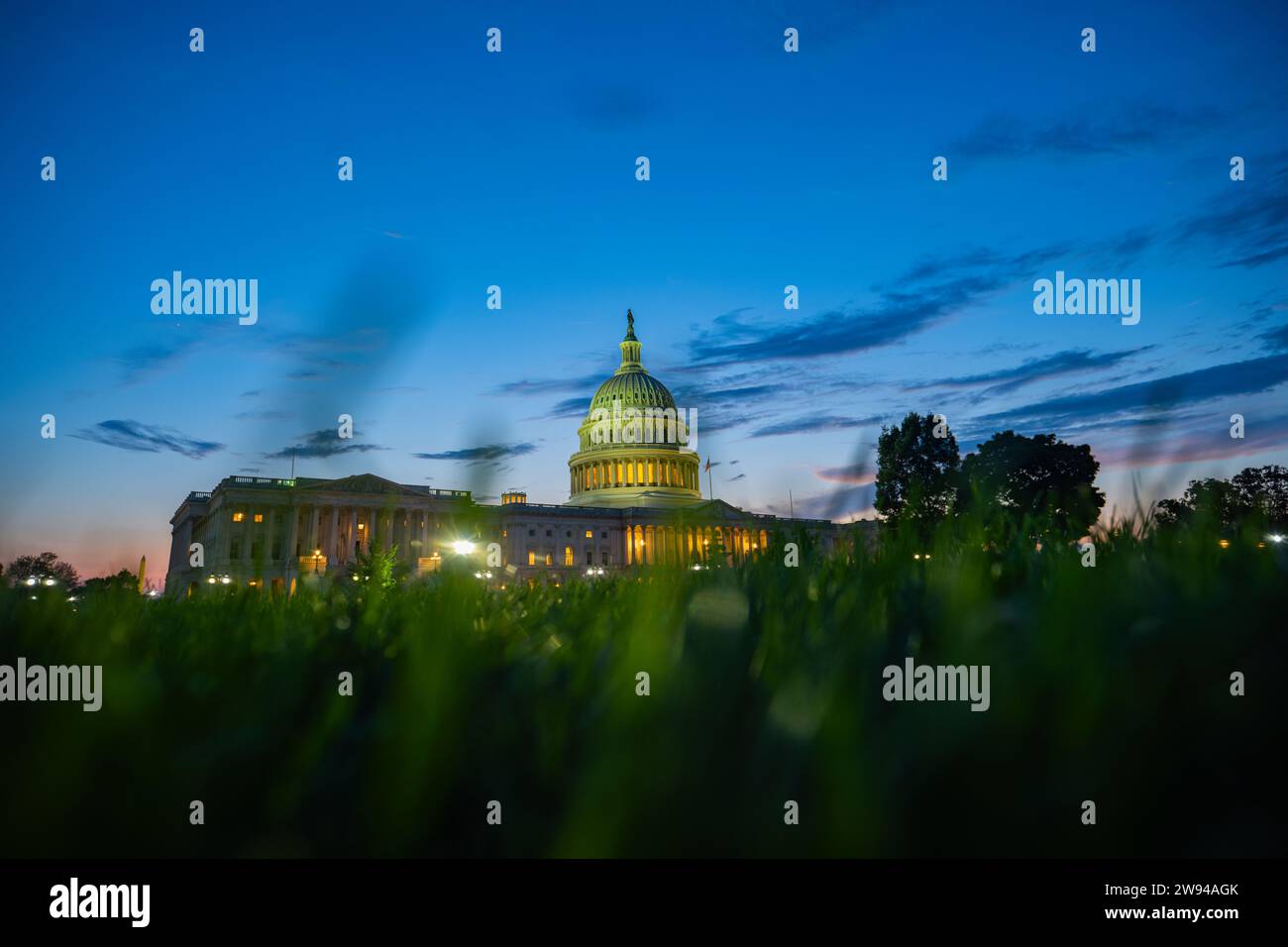 Capitol building. United States Capitol Building at night, Washington ...