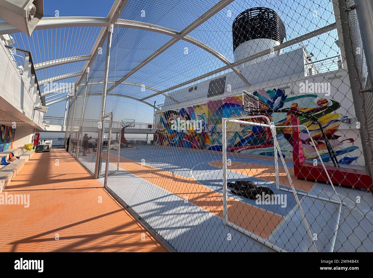 (231224) -- SHANGHAI, Dec. 24, 2023 (Xinhua) -- This photo taken on Dec ...