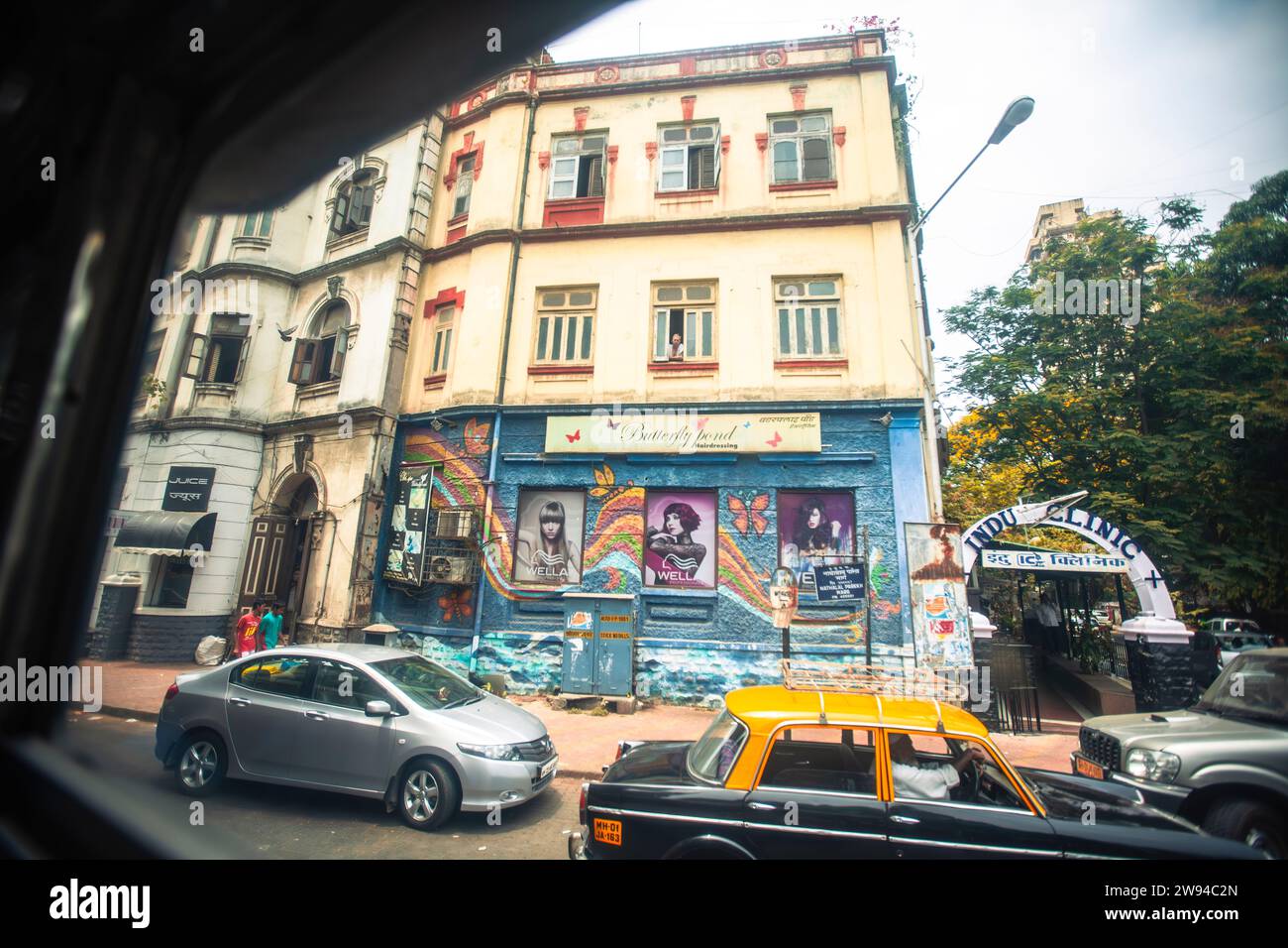 A building in Colaba, Mumbai. Colaba street Stock Photo - Alamy