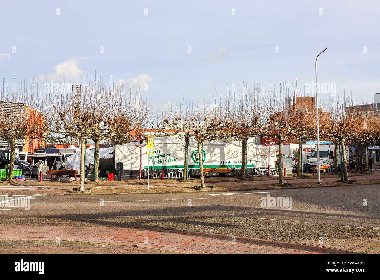 City center with market on the Raadhuisplein in Nieuwerkerk aan den ...