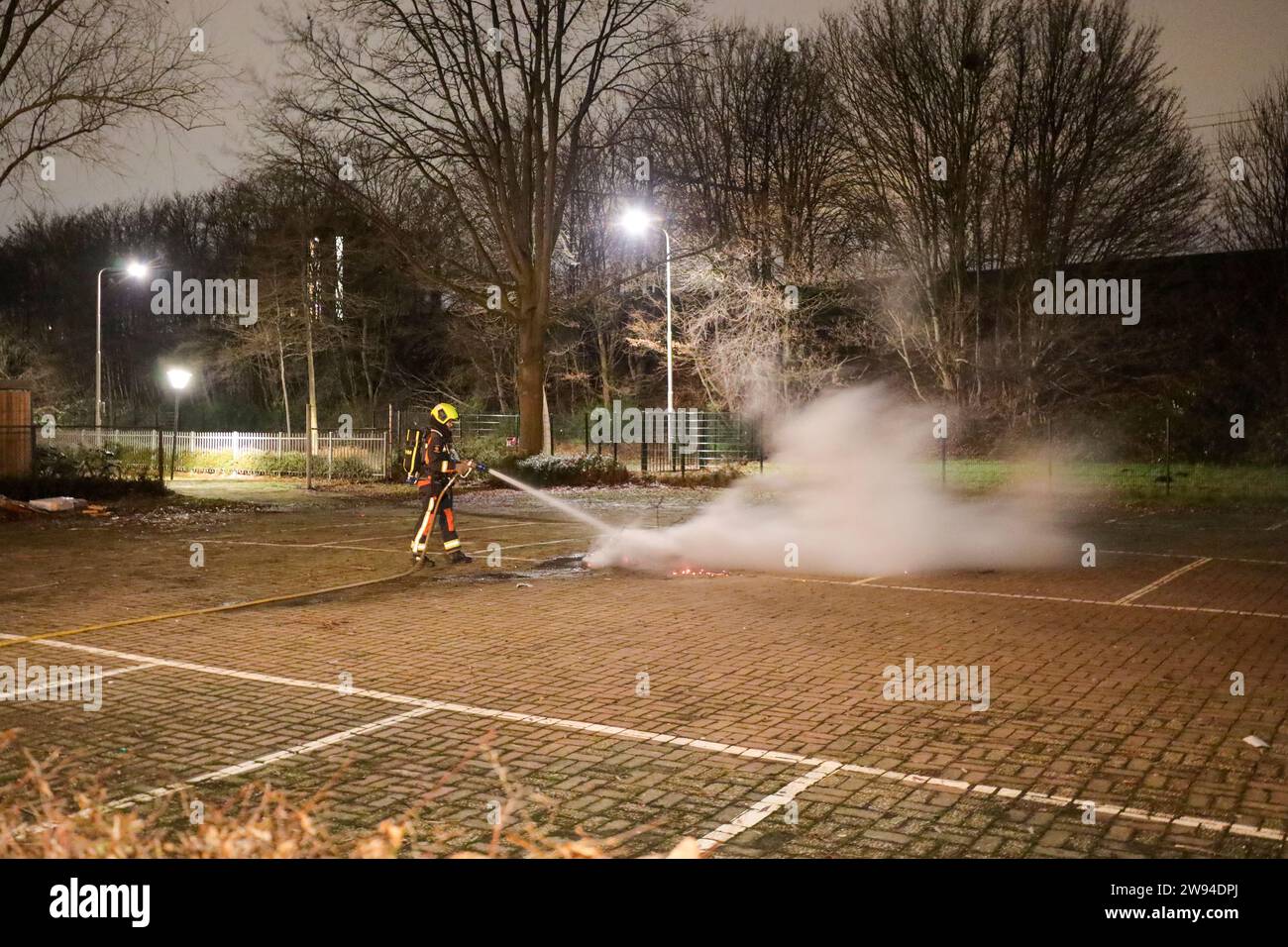 Firefighter extinguishes small fire on New Year's Eve in Nieuwerkerk ...