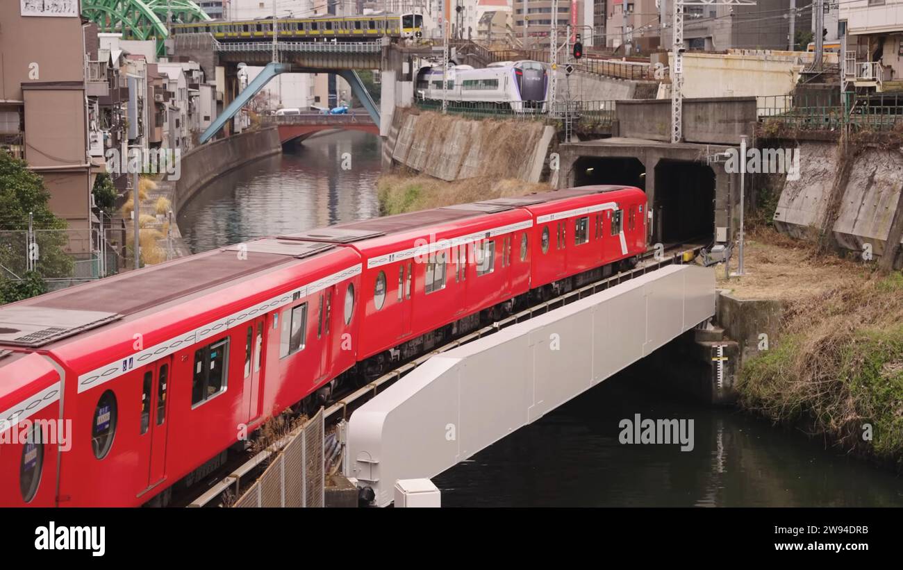 Tokyos iconic red trains hi-res stock photography and images - Alamy