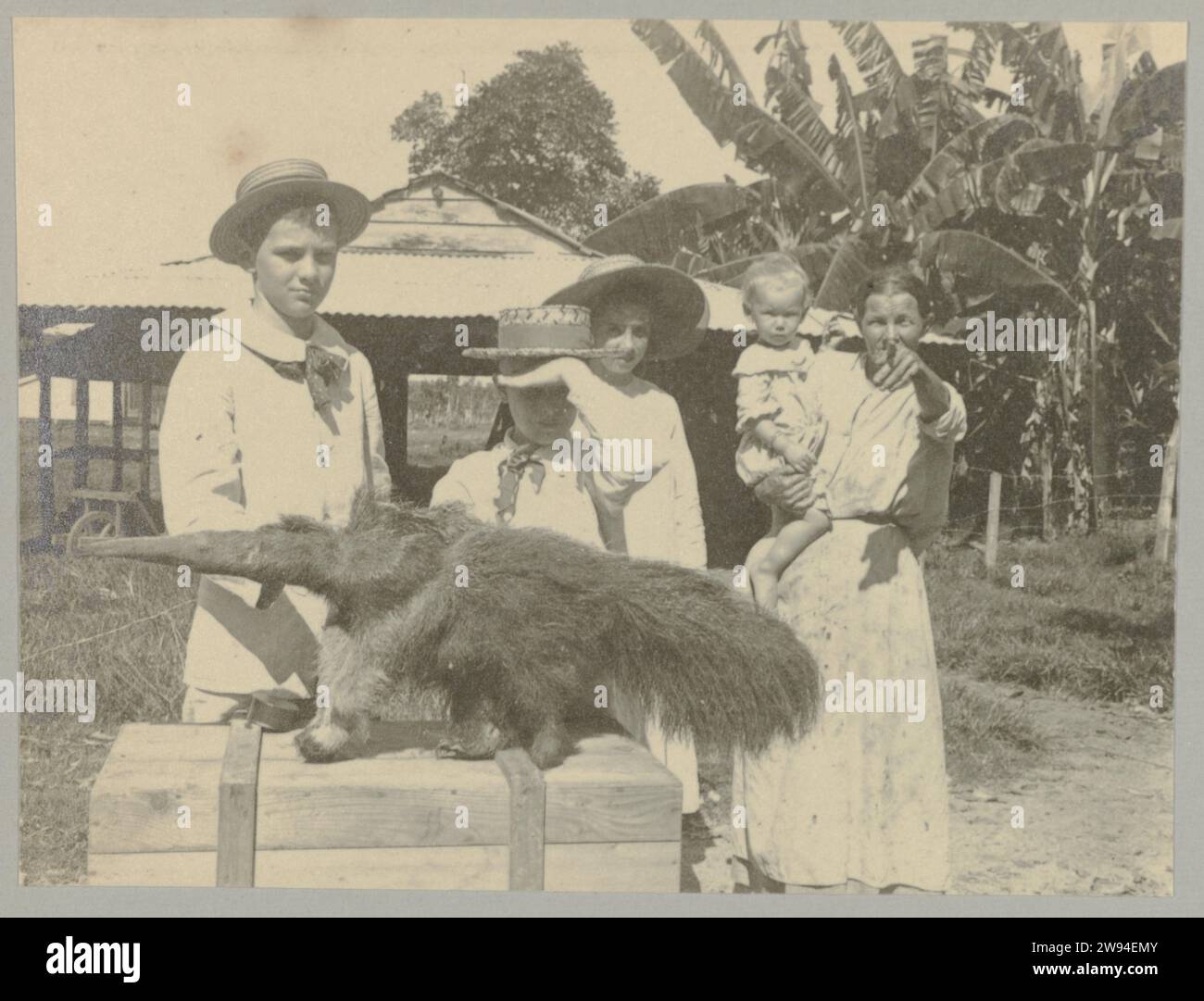 Piet Idenburg, Anton, To, Vrouw van Brussel and Kind at Miereneter ...