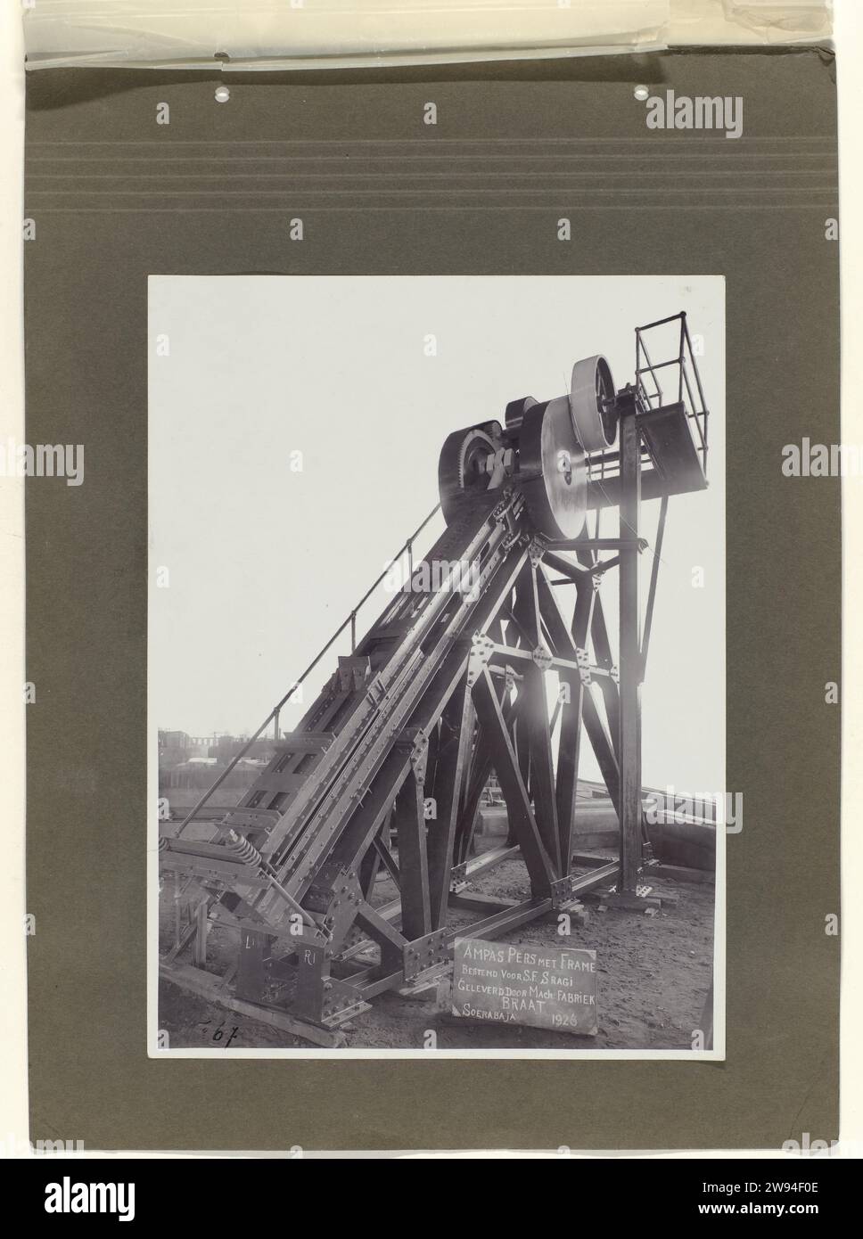 Ampas pers met frame, 1926 photograph Ampas press with frame ...