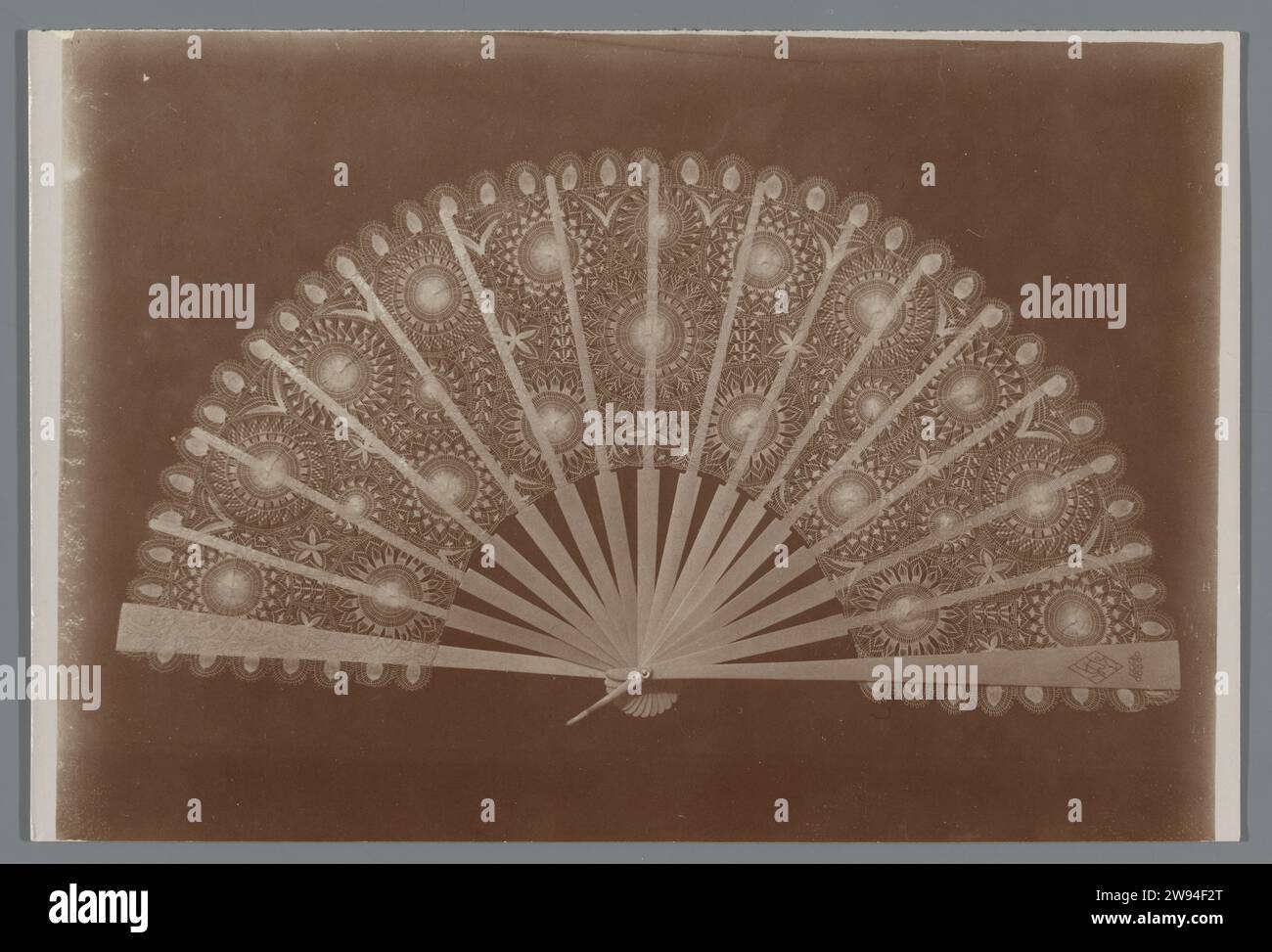 Waaier van Kant, Anonymous, 1890 - 1920 photograph baryta paper lace ...