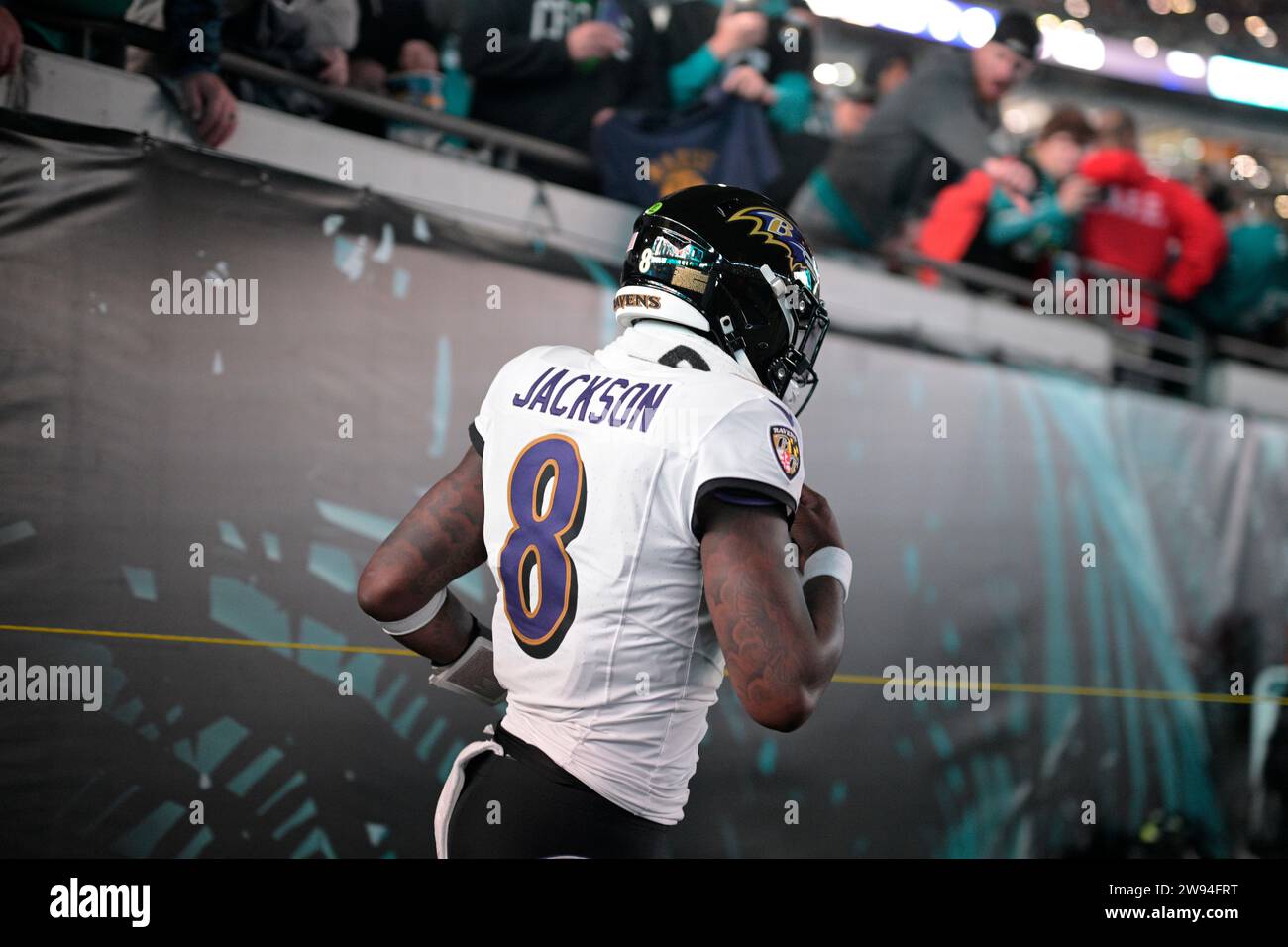 Baltimore Ravens quarterback Lamar Jackson (8) heads to the field ...