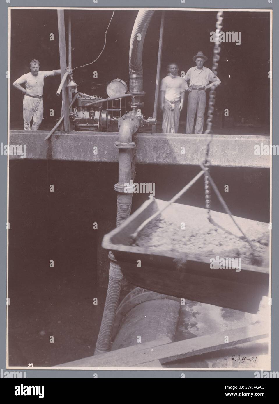 Unloading of Erts from Spacious IV, Anonymous, 1921 photograph ...