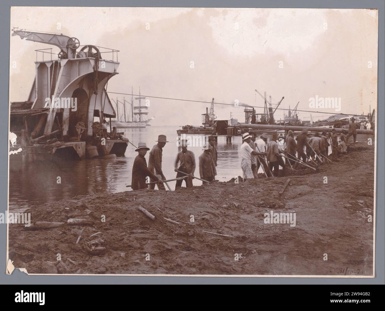 Dam building process hi-res stock photography and images - Alamy