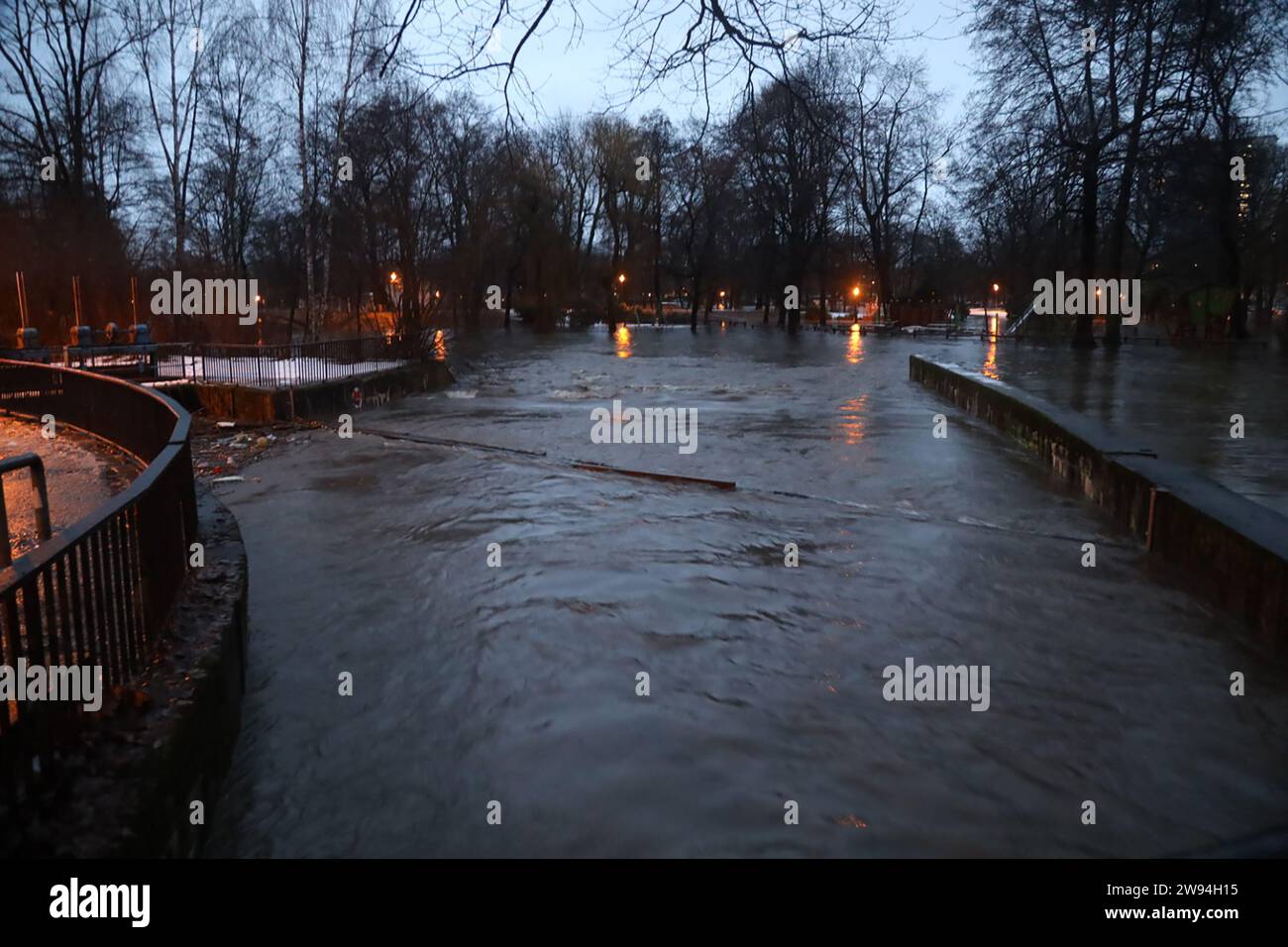 Chemnitz, Germany. 24th Dec, 2023. The castle pond in Chemnitz is ...