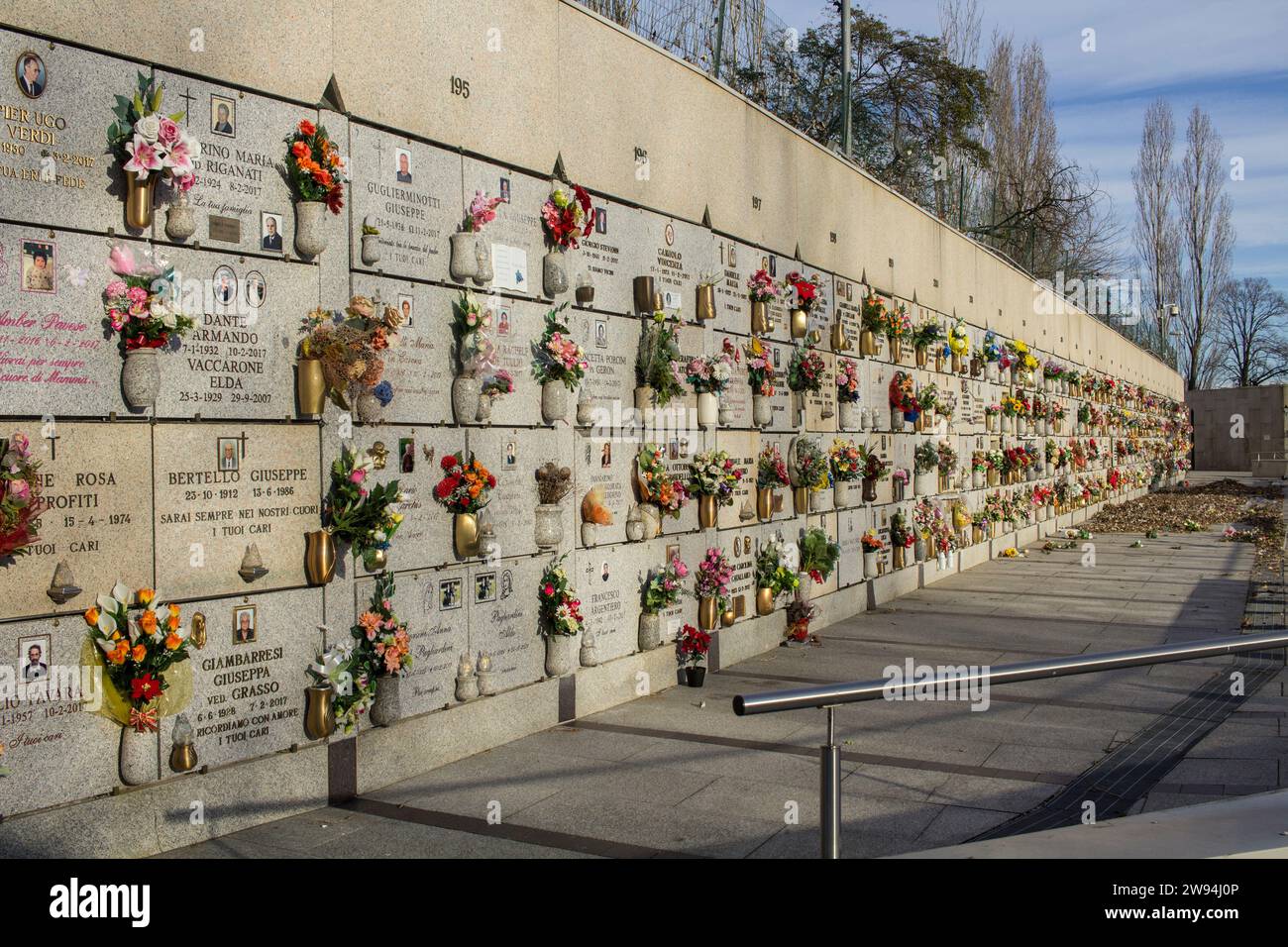 Italian tombs hi-res stock photography and images - Alamy