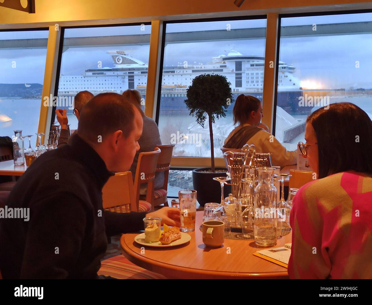 Oslo - Faehre Color Line im Hafen von Oslo Norwegen Oslo - Faehre Color ...