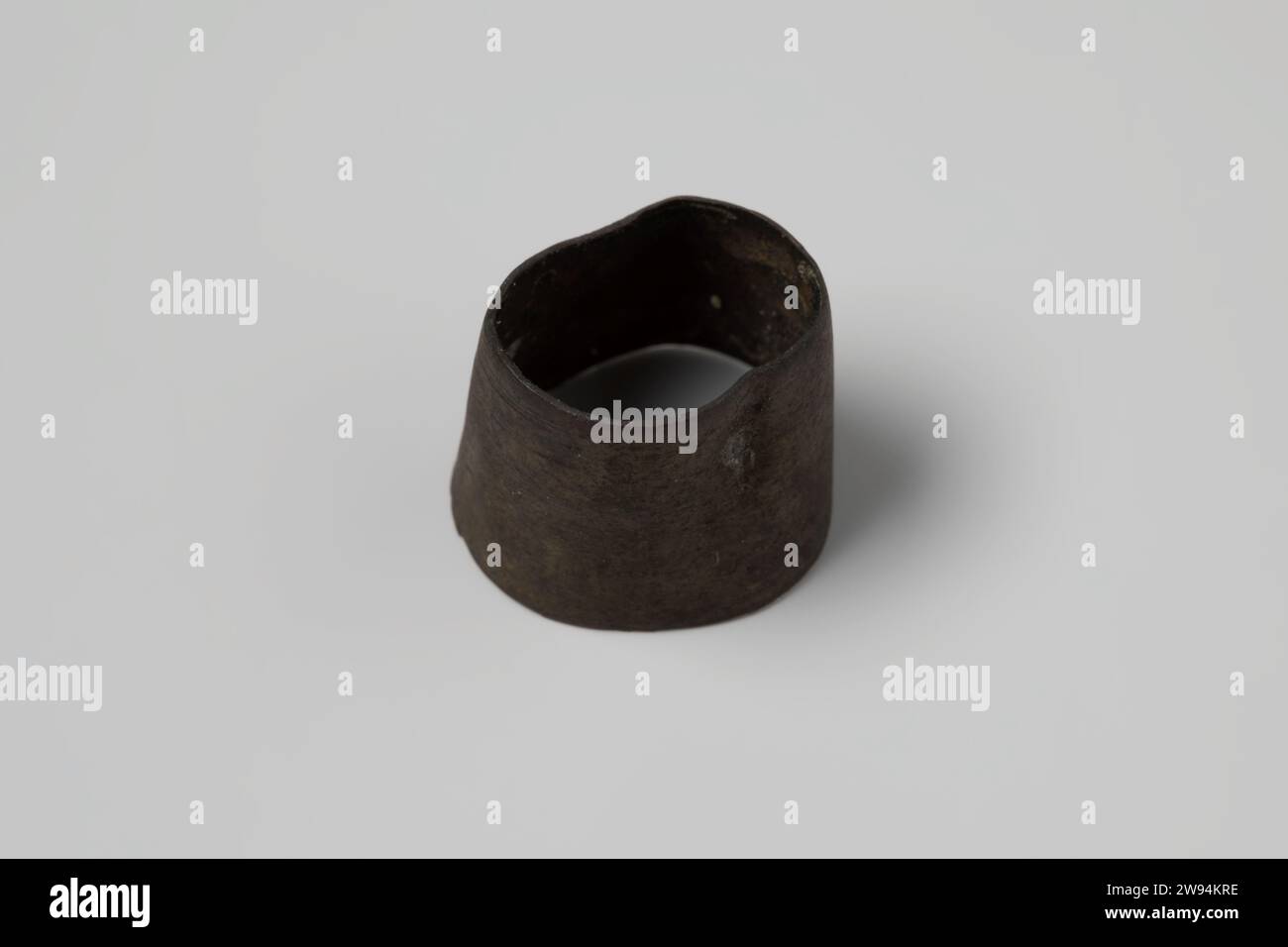 Messenlift ring from the wreck of the East Indians Hollandia, Anonymous ...