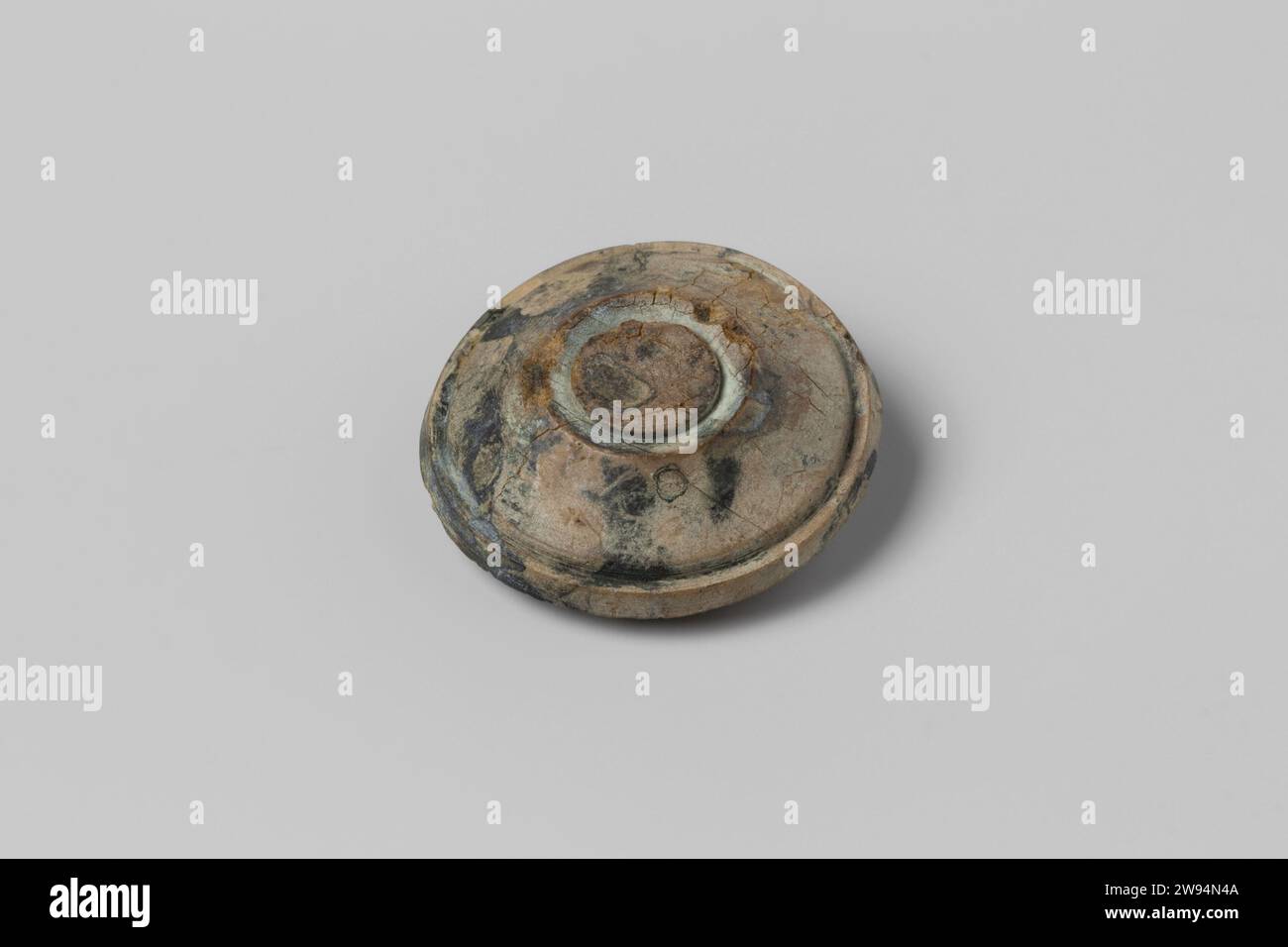 Button from the wreck of the East Indians Hollandia, Anonymous, 1700 ...